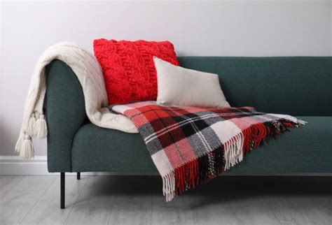 Comment mettre un plaid sur le canapé