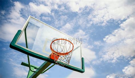 蓝天下的篮球框高清图片下载 正版图片500614264 摄图网
