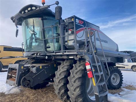 Gleaner S97 Combine