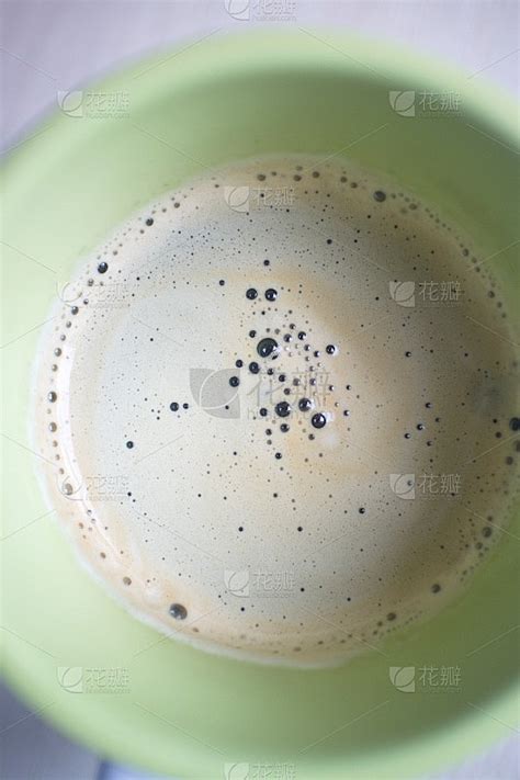 咖啡与泡沫杯靠近