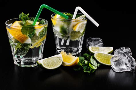 모히토 상쾌한 비 알코올 칵테일 음료 는 소다수 라임 레몬 주스 민트 잎 설탕 얼음 럼주와 하이볼 유리에 음료 0명에 대한 스톡 사진 및 기타 이미지 Istock