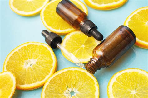 비타민 C 에센셜 오일과 오렌지 슬라이스가 있는 파이펫 세럼이 있는 갈색 유리 병 건강과 뷰티 컨셉 갈색에 대한 스톡 사진 및 기타 이미지 Istock