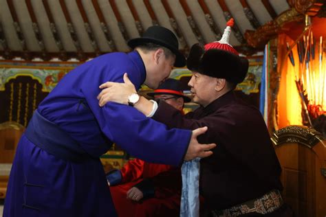 Монгол Улсын Ерөнхийлөгч У Хүрэлсүх Есөн хөлт цагаан туганд хүндэтгэл үзүүлж Төрийн золголт хийв