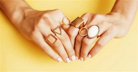 استفاده از انگشتر در انگشت اشاره و وسط چه حکمی دارد؟