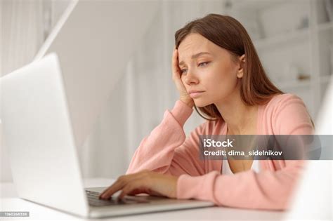 집에서 노트북에서 일하는 피곤한 여성 25 29세에 대한 스톡 사진 및 기타 이미지 25 29세 가정 생활 가정의 방 Istock