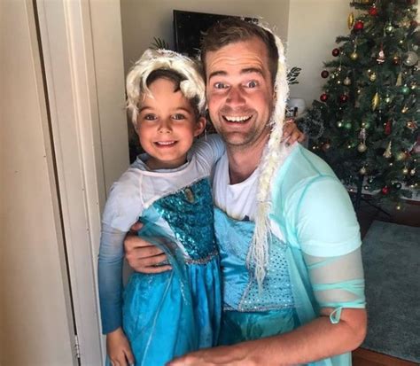 Papà Indossa Labito Di Frozen Per Sostenere Il Figlio Che Ama Elsa Il