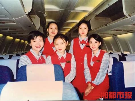 从手写机票直发酸到电子客票无纸化乘机，初代空姐、飞行员回忆湖南民航近30年变迁 三湘都市报
