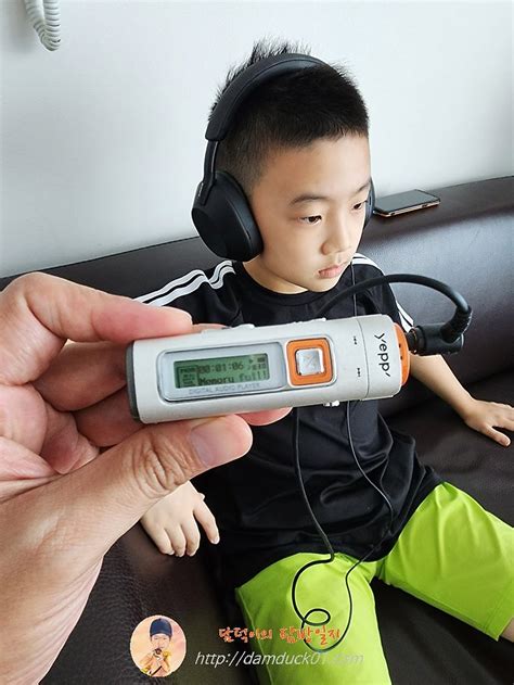추억의 Mp3 플레이어 삼성전자 Yepp Yp 55vr 256mb과 최신 무선 노이즈 캔슬링 헤드폰 Wh 1000xm5의 조합