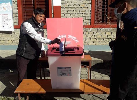 प्रतिनिधि सभाका उम्मेदवार मोहन कार्किले ठोसेवाट गरे मतदान E Ramechhap