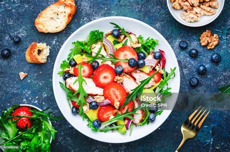 딸기 새우 허브 아루굴라 아보카도 양파 파란색 주방 테이블과 함께 건강한 샐러드 건강한 식생활을위한 신선한 유용한 요리 딸기에 대한 스톡 사진 및 기타 이미지 Istock