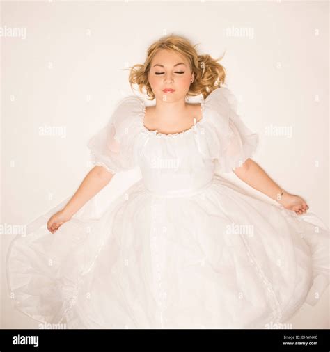 Schlafende Sch Nheit Thema Bild Von Einer Jungen Blonden Frau Weibliche Teenager M Dchen Tr Gt