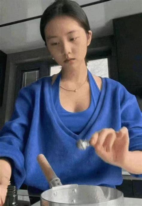 黄多多好叛逆，穿低胸装太成熟了，眼神不再乖巧气质大变审美造型风格