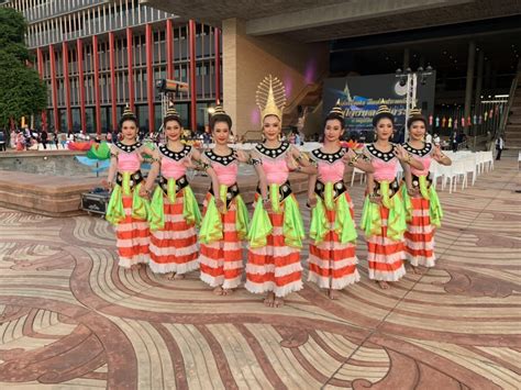 สถาบันบัณฑิตพัฒนศิลป์ จัดการแสดงในงานประเพณีลอยกระทง สถาบันบัณฑิตพัฒน
