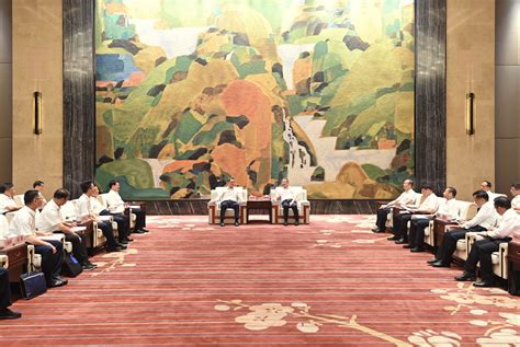 郭元强会见南昌市党政代表团一行并陪同考察武汉新闻中心长江网cjncn
