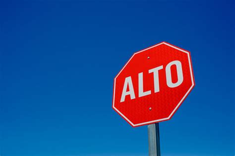 Corte Largo Interactuar Masa Señal Alto Contiene Fruncir El Ceño Calcular