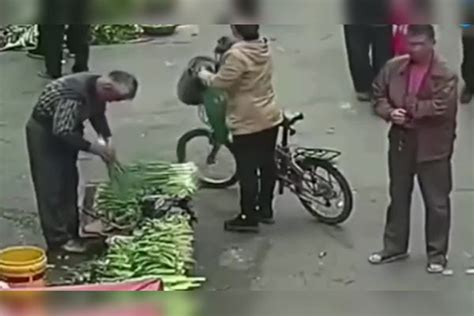 监控：人性的自私，大妈正在买菜，大爷就眼睁睁地看着这一切！大妈大爷人性