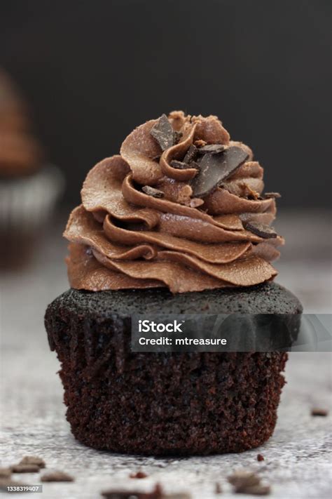 종이 케이크 케이스에서 포장된 개별 수제 초콜릿 컵케이크 초콜릿 버터 아이싱 파이프 소용돌이 초콜릿 조각 검은 배경 전경에 초점을 맞춘 이미지 0명에 대한 스톡 사진 및