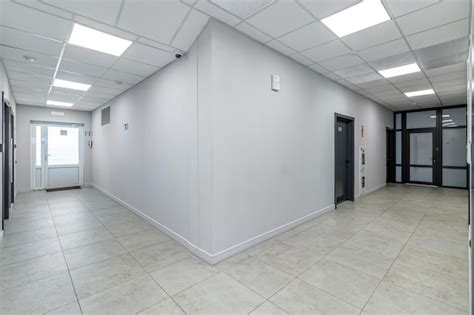 Premium Photo Corridor In An Office Building Without Finishing