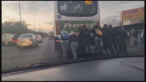 Ônibus Quebra E Passageiros Precisam Descer Para Empurrar Veículo Na