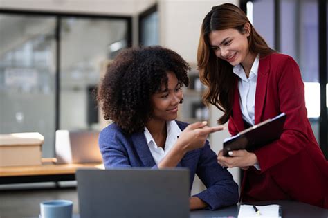 다민족 비즈니스 아시아 사업가 사람들과 만나는 아름다운 미국 아프리카 회계사 사람들은 문서 세금 교환 회계 및 재무 고문을 수행합니다 2명에 대한 스톡 사진 및 기타 이미지