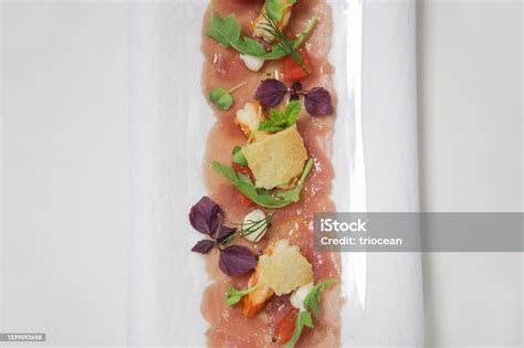신선한 연어 카르파치오 절묘한 요리 창의적인 레스토랑 식사 컨셉 오뜨 꾸뛰르 음식 0명에 대한 스톡 사진 및 기타 이미지 0