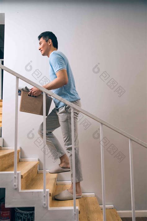 青年男人做家务 包图企业站