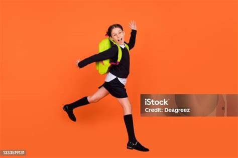 전체 길이 프로필 측면 사진 의 젊은 여학생 행복 긍정적인 미소 점프 실행 19 월 고립 된 오렌지 색상 배경 갈색 머리에 대한