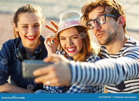 Amigos Sonrientes Que Hacen El Selfie Al Aire Libre Imagen De Archivo Imagen De Pares Hombres