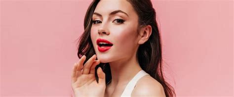 Bikin Lembap Seharian Begini Cara Mengaplikasikan Lip Tint Agar Tak