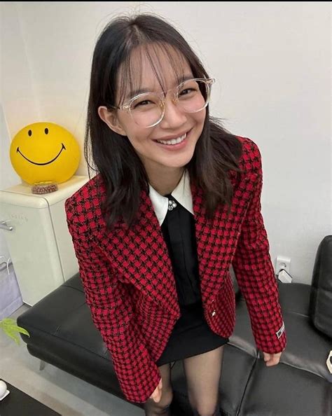 신민아 대학생인 줄 40세 나이 잊은 트위드 재킷과 미니스커트 프레피룩