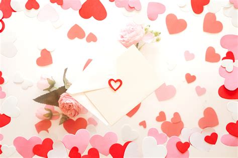 발렌타인 데이 배경 흰색 분홍색과 빨간색 마음은 분홍색 모란과 흰색 봉투와 흰색 배경에 배치 아름다운 사랑 메시지 배경 0명에
