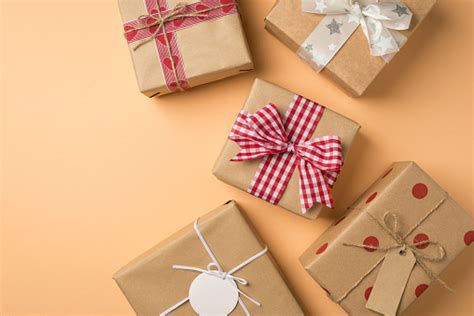 발렌타인 데이 장식의 최고 보기 사진은 카피 스페이스와 고립 된 베이지 색 배경에 리본과 꼬기 활크래프트 종이 선물 상자를 많이 갈색에 대한 스톡 사진 및 기타 이미지