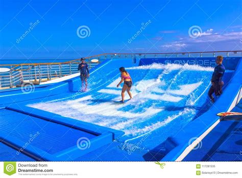 Falmouth Jamaica 2 De Mayo De 2018 Mujer Que Practica Surf En El