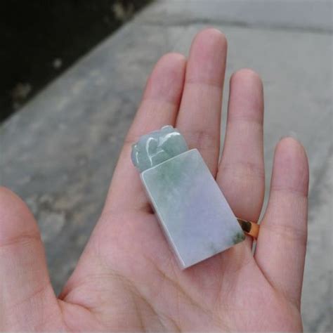 假一赔店隆和斋藏民国或建国初期淡绿飘紫翡翠文房印章未刻字隆和斋主