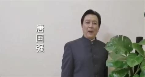 68岁唐国强近况曝光，老态尽显脸部褶皱藏不住，身穿正装卖酒水 360娱乐，你开心就好