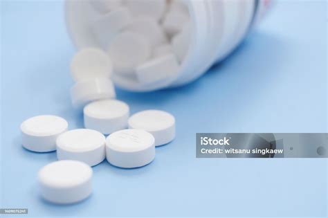 알약과 캡슐을 포함한 의료 클리닉의 약물 치료는 복사 공간이있는 파란색 배경에 격리되어 있습니다 0명에 대한 스톡 사진 및 기타 이미지 Istock