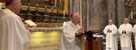 Abp Marek Jędraszewski przy grobie św Jana Pawła II Prosimy aby