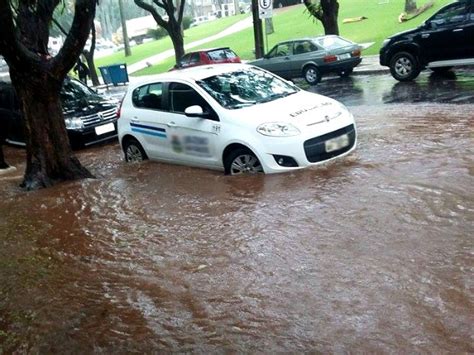 G1 Chuva Forte Alaga Ruas E Provoca Queda De árvore Em Umuarama