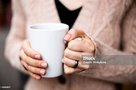 커피 컵 커피 컵을 들고 여자의 손 흰색 머그잔을 들고 여자 겨울에 대한 스톡 사진 및 기타 이미지 겨울 고객 뜨거운 음료 Istock