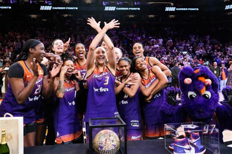 Wnba Diana Taurasi Devient La Première Joueuse à Inscrire 10 000