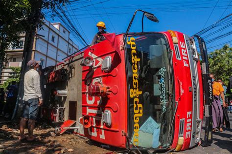 Dvb မန္တလေးတွင် မီးသတ်ကား ၂ စီးတိုက်မိပြီး မီးသတ်သမားအချို့ ဒဏ်ရာရ