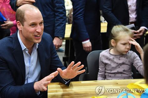 윌리엄 英왕세자 폴란드 깜짝 방문우크라 아이들과 탁구 나무뉴스
