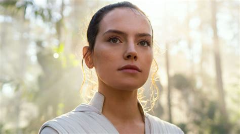 Daisy Ridley Returning To Star Wars In A New Movie Giant Freakin Robot