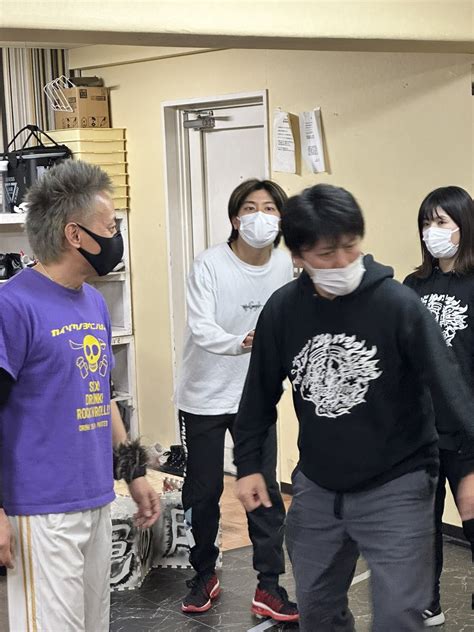 シャム猫のヒゲ企画 on Twitter 稽古場見学のツイキャスが回るとやたらカメラ前に出てくる我らが演出家 カワモト文明 そんなことはない 海賊のように飲む会 ゴミ思