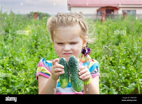 Mädchen Mit Gurke Fotos Und Bildmaterial In Hoher Auflösung Alamy