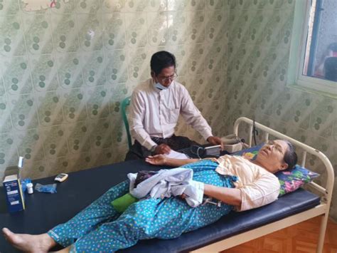 ဆင်ပေါင်ဝဲမြို့ ပြည်သူ့ဆေးရုံတွင် နိုင်ငံ့ဝန်ထမ်းအငြိမ်းစား ၂၅ ဦးနှင့် ပြည်သူများအား ကျန