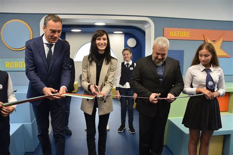 Еврокомисар Мария Габриел втората отляво заедно с кмета на Бургас Димитър Николов в средата