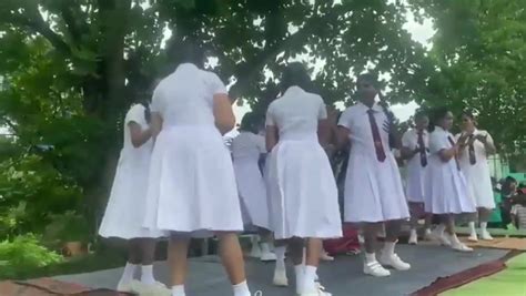 හැමදාම සාරිය ඇඳල පාසල් ආව ගුරුතුමියන්ලා අද සුදු ගවුම් ඇඳල හරිම ලස්සනයි