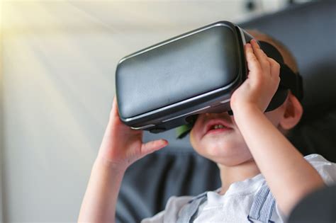 새로운 가상 현실 Vr 마분지 안경을 사용 하는 아이 가상 현실 헤드셋 소파에 앉아 행복 한 어린 소년 톤 사진 가상현실에 대한