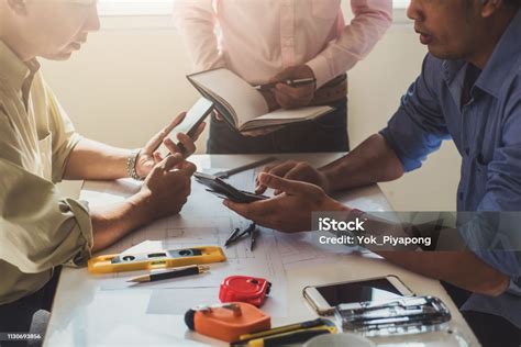 사무실의 회의 건물 계획 설계 프로젝트 중에 전화를 통해 건축가 또는 엔지니어가 메시지를 읽습니다 건설 엔지니어링 도구 및 구조 개념 개념에 대한 스톡 사진 및 기타 이미지